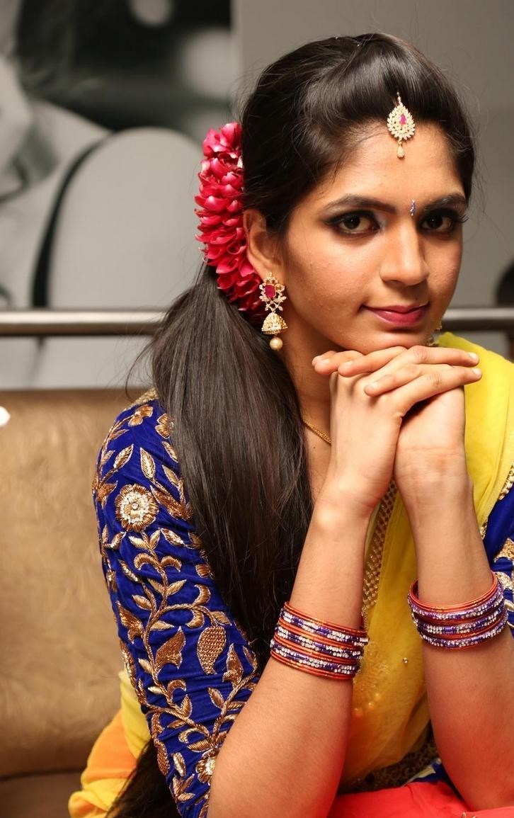 Anusha In Yellow Saree Jewelry New Photos,Anusha In Langa Voni Photos ...