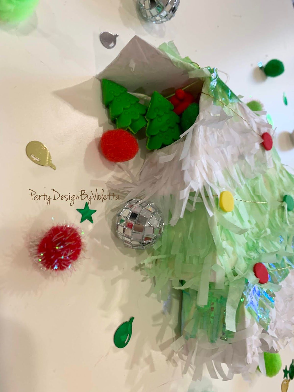 Mini piñatas for Christmas, a very festive set-up for the littles ones ...