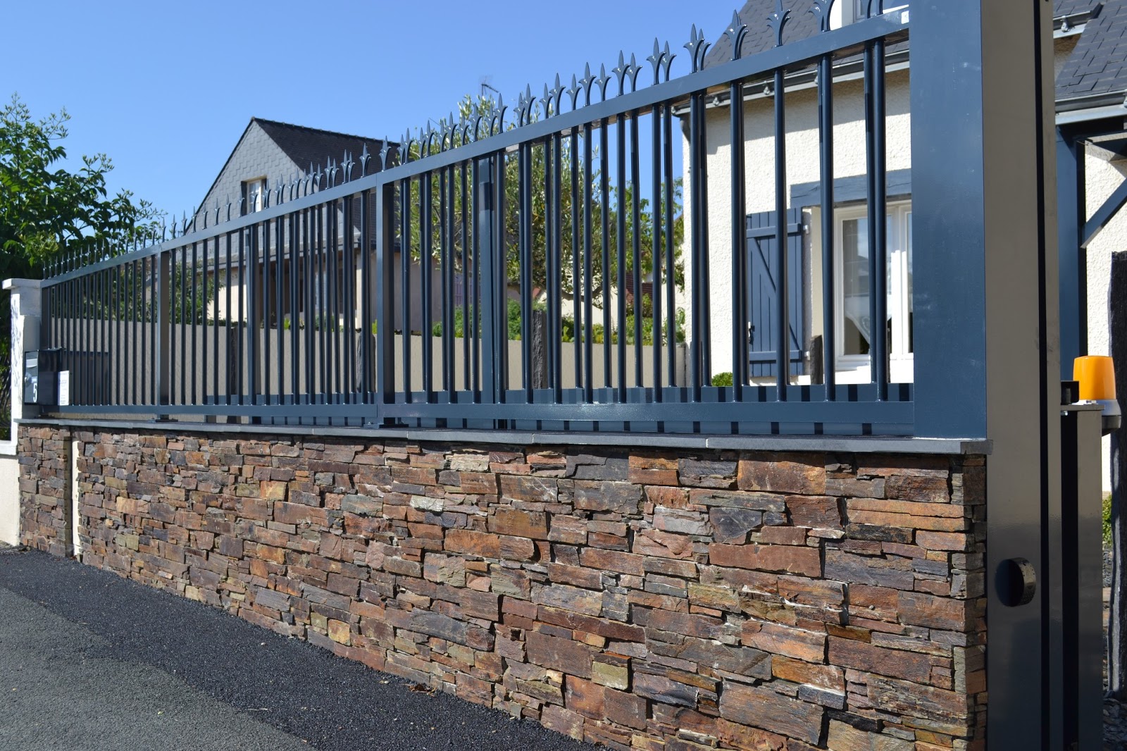 lesjardinsdaurelien: Clôture alu sur mur de propriété et portail coulissant