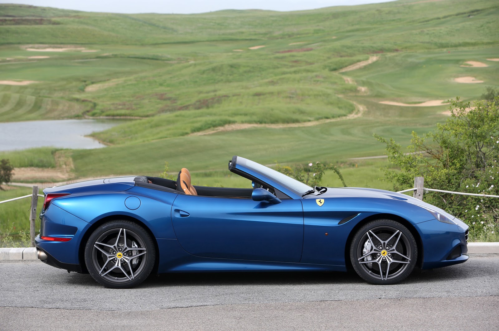 2015 Ferrari California T [FEATURES]