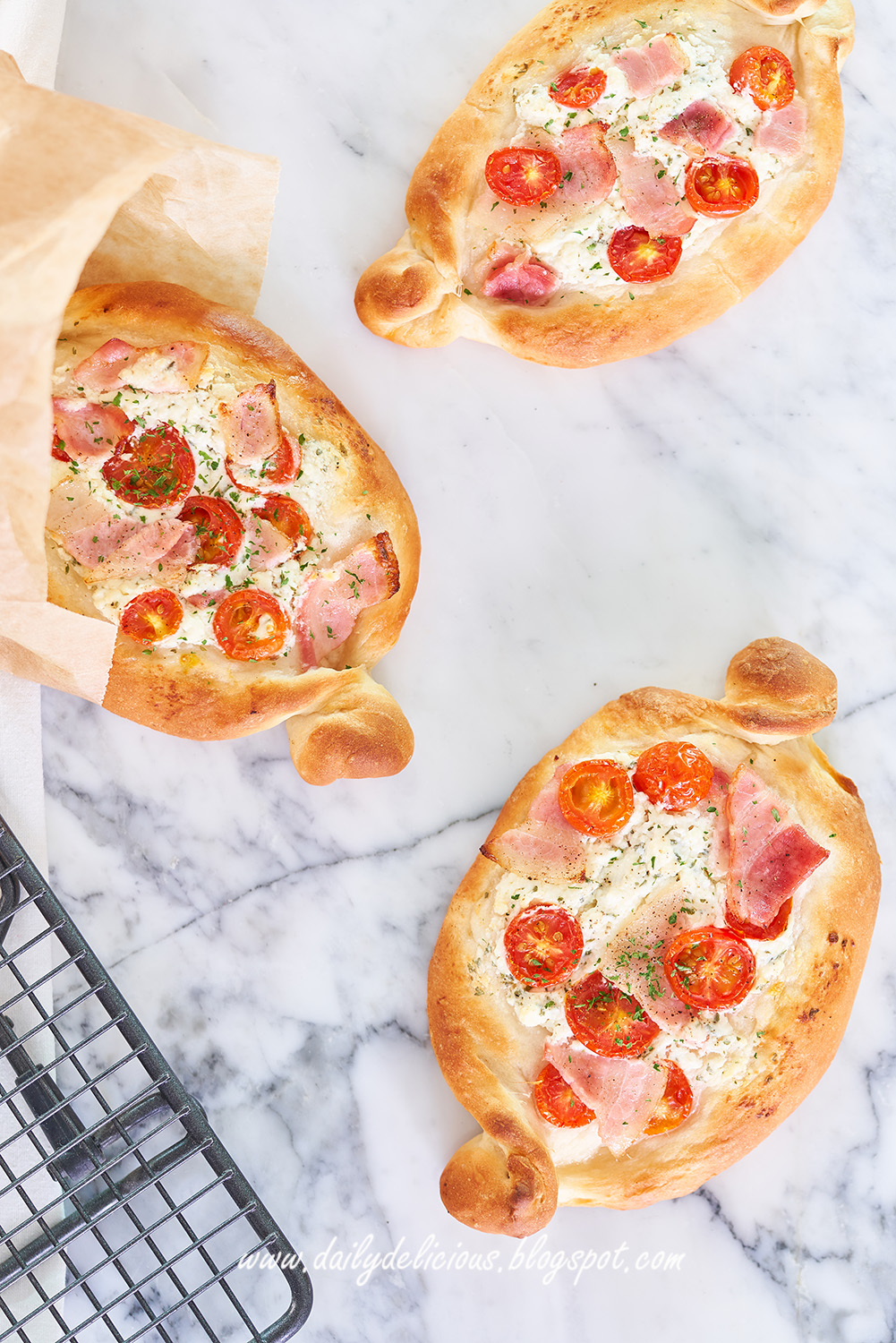 dailydelicious thai: ขนมปังพิเด้: Breakfast Yogurt Feta Pide