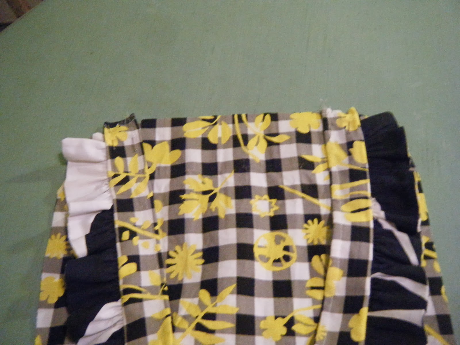 Home Sewn, Home Made, Home Grown: Frilly pinny...go retro!