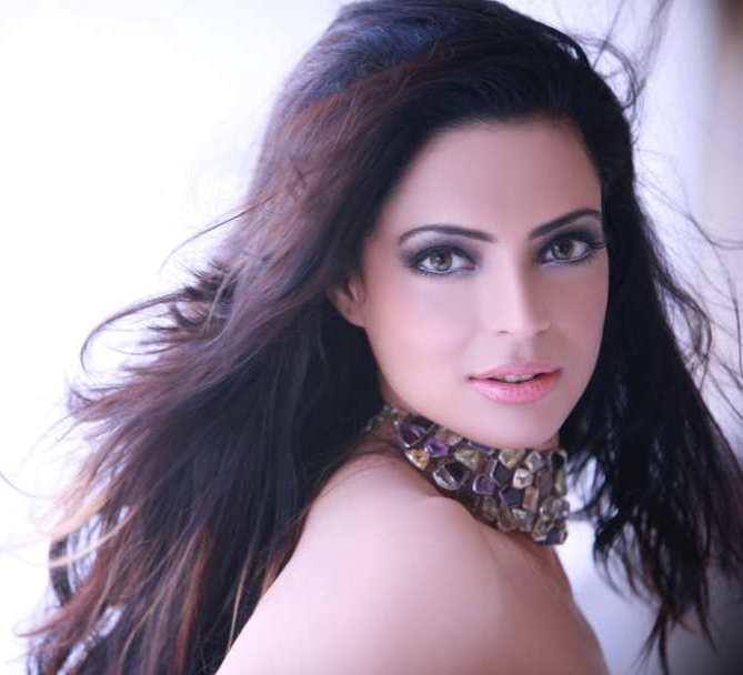 FILMI-ARTICLES: Shweta Bhardwaj dons "Glamorous Avatar" for Players