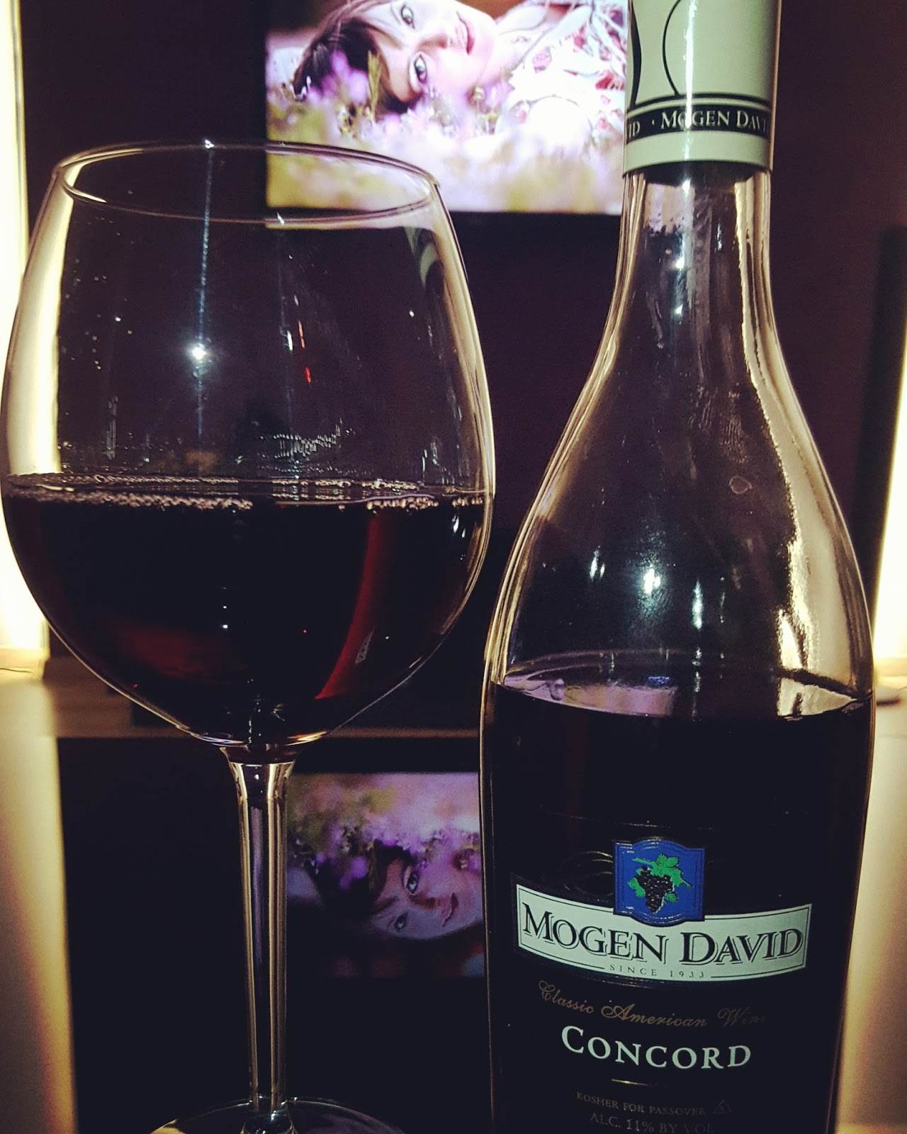 Najbardziej polecane wino w osiedlowym sklepie - Mogen David Concord ...