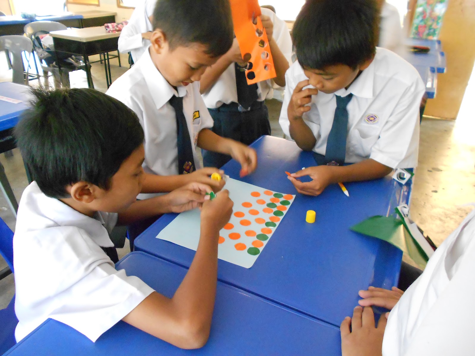 -n.S.v-: Corak Terancang - Susunan Dam, Teknik Kolaj