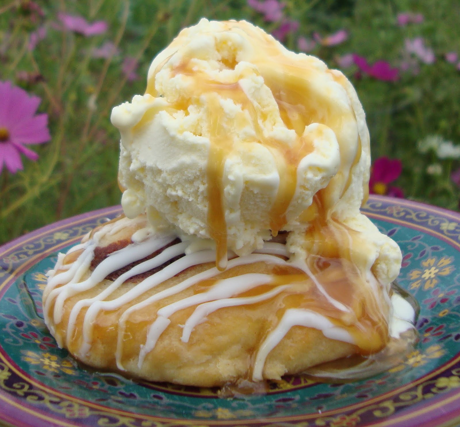 Food Floozie: Cinnamon Roll Sundae