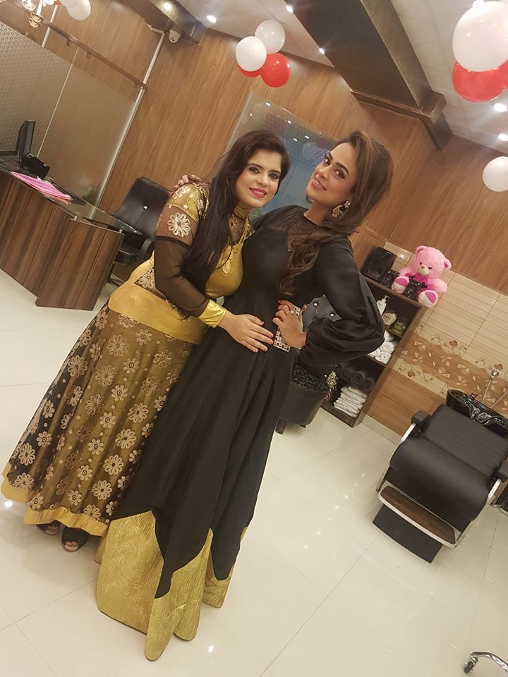 Shanza Khan Hot & Beautiful Pictures With Other Stage Actress Sobia ...