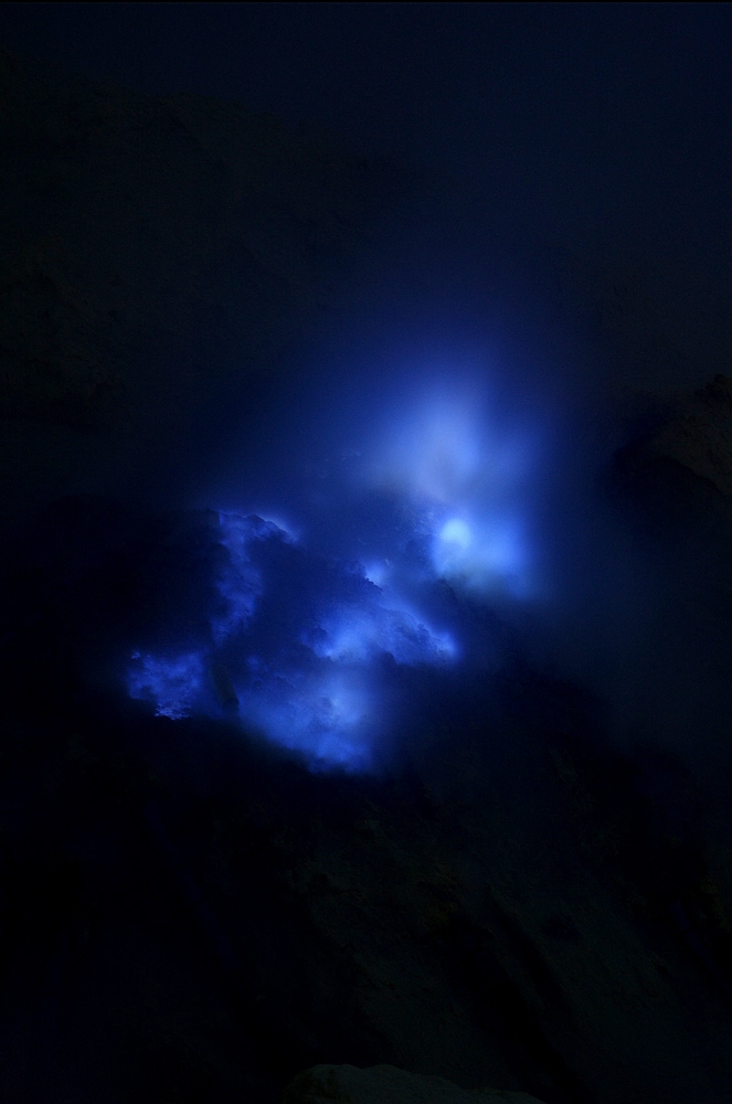 travelplusindonesia: Memburu Si-Api Biru Kawah Ijen