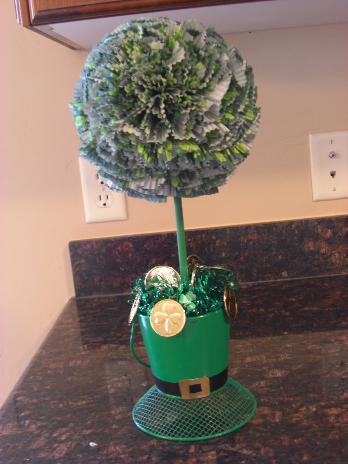 ...A Little Bit of Everything...: DIY: St. Patrick's Day Topiary
