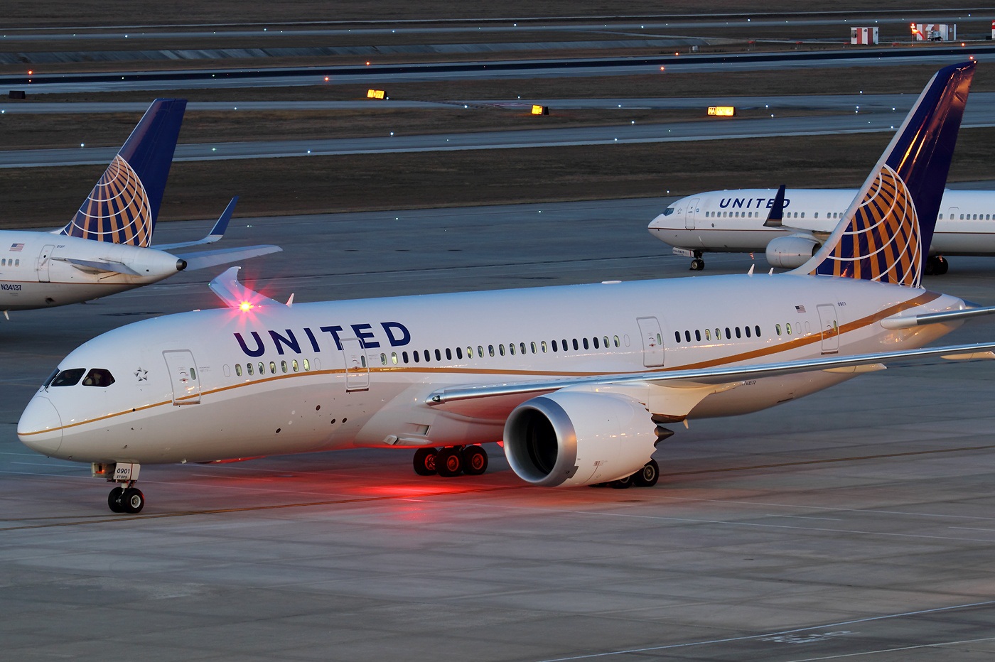 United Boeing 787-8 Dreamliner Evening Taxiing Aircraft Wallpaper 3891 ...