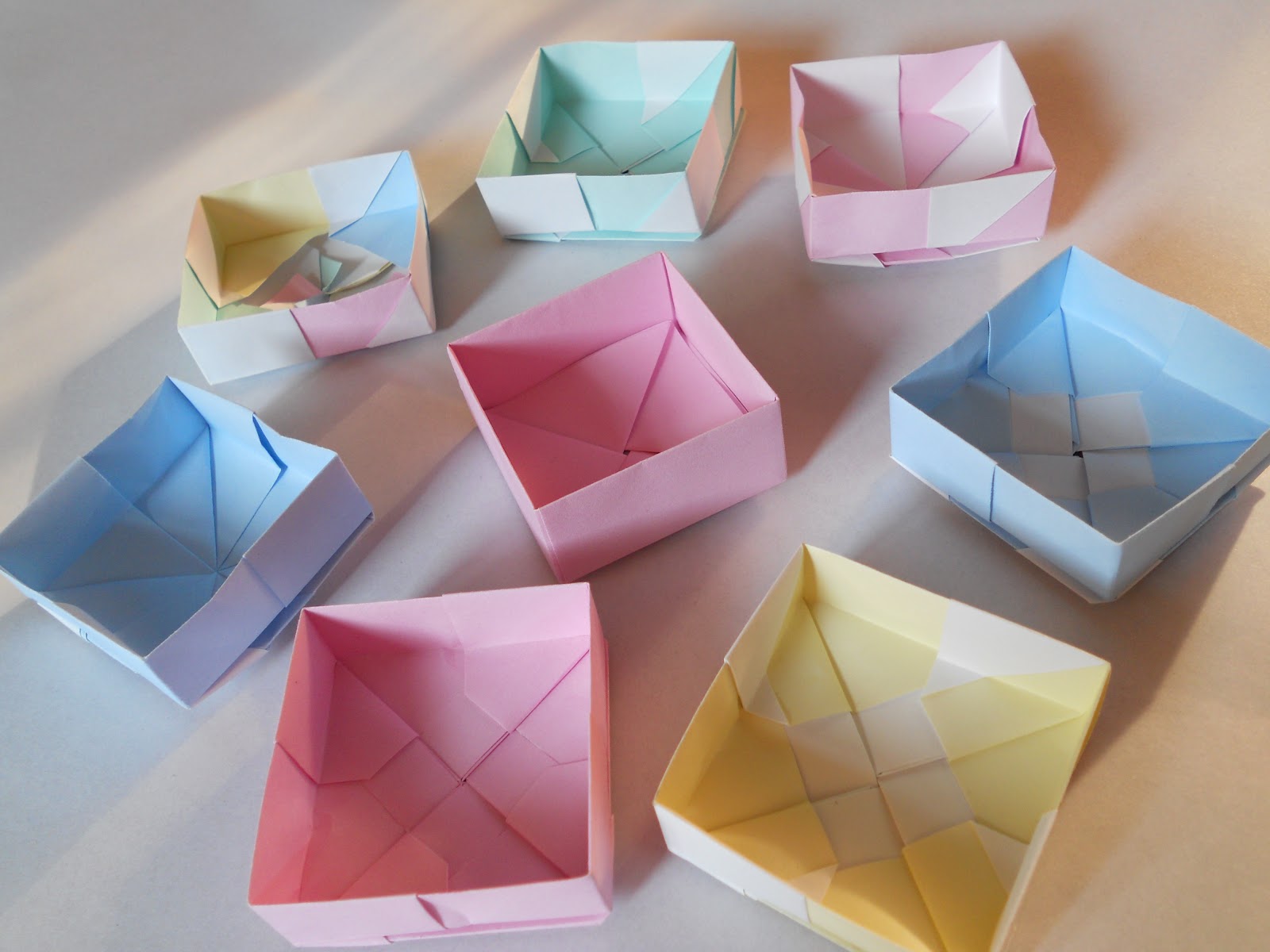 Decoratii Origami: Cutie cadou forma patrata