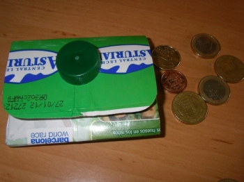 RECICLA-T: Monedero de cartón y tapas de refresco.