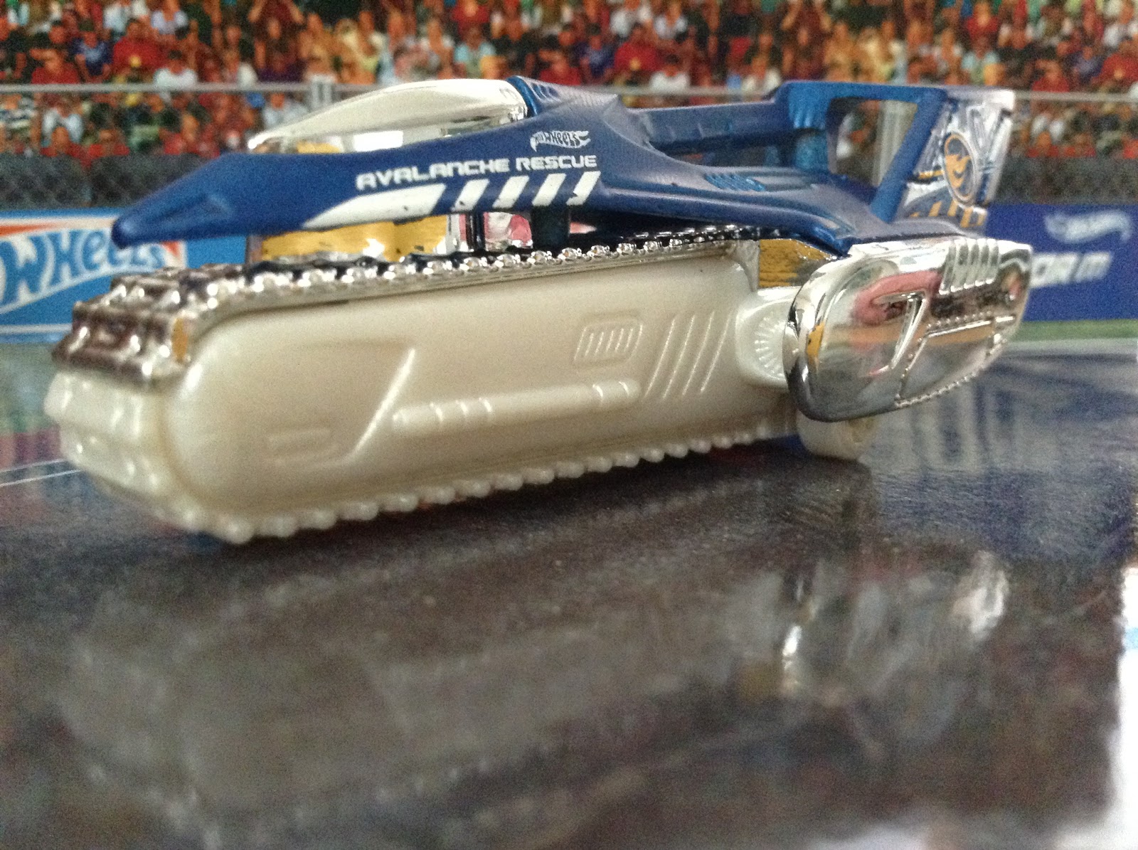 JULIAN'S HOT WHEELS BLOG: Tread Air (2015 Q Case Regular Treasure Hunt)