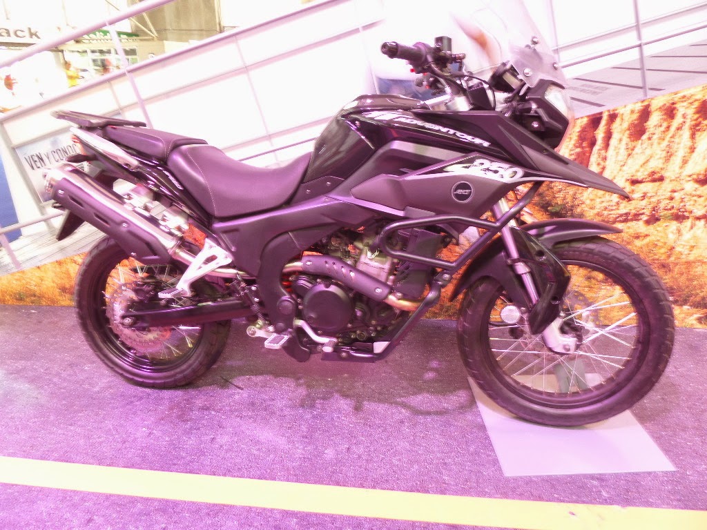 VIAJANDO EN MOTO: TT R 150 marca AKT