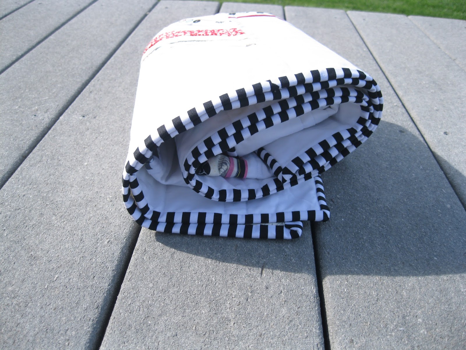 Quilt Story: Robot Mom Sews- Ginorma Churn dash selvage quilt!