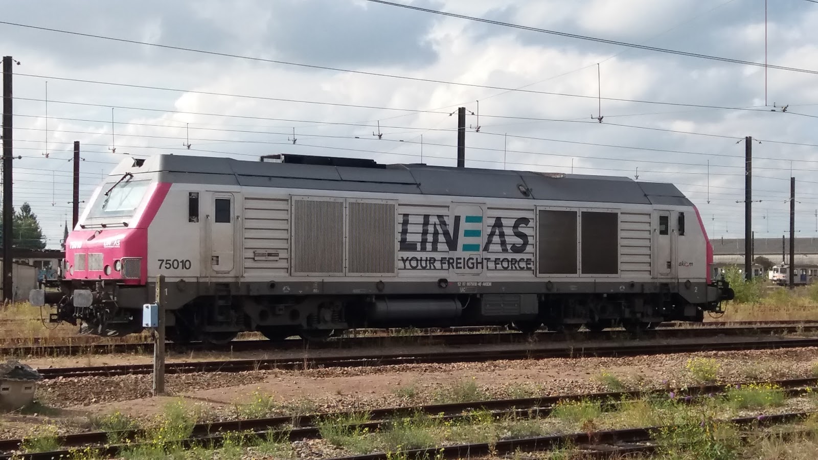 LA PASSION DU TRAIN: BB 75000 LINEAS , 3 versions aux Aubrais par Régis