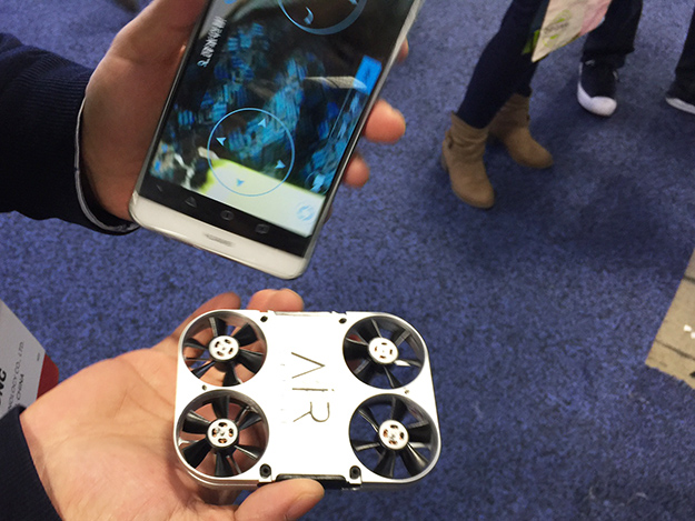 드론을 품은 스마트폰 케이스 AirSelfie 한국에서도 판매합니까? [CES2017] : 네이버 블로그