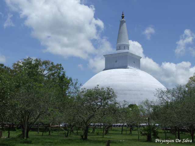 Ruins in Sri Lanka: Ancient Stupa Abayagiriya and Ruwanwalisaya