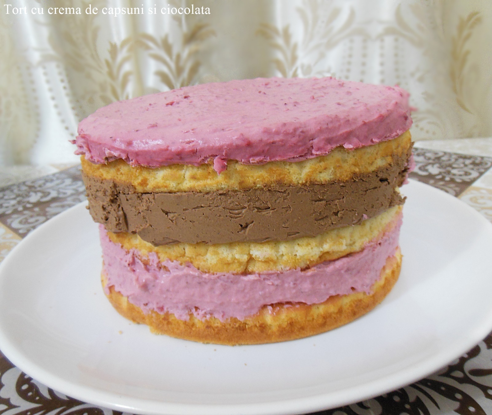 Rocsy in bucatarie: Tort cu crema de capsuni si ciocolata