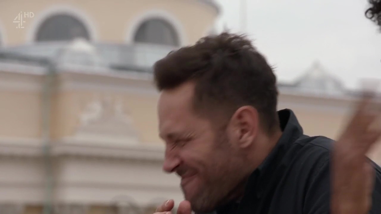 ausCAPS: Paul Rudd shirtless in Travel Man 4-02 "Helsinki"