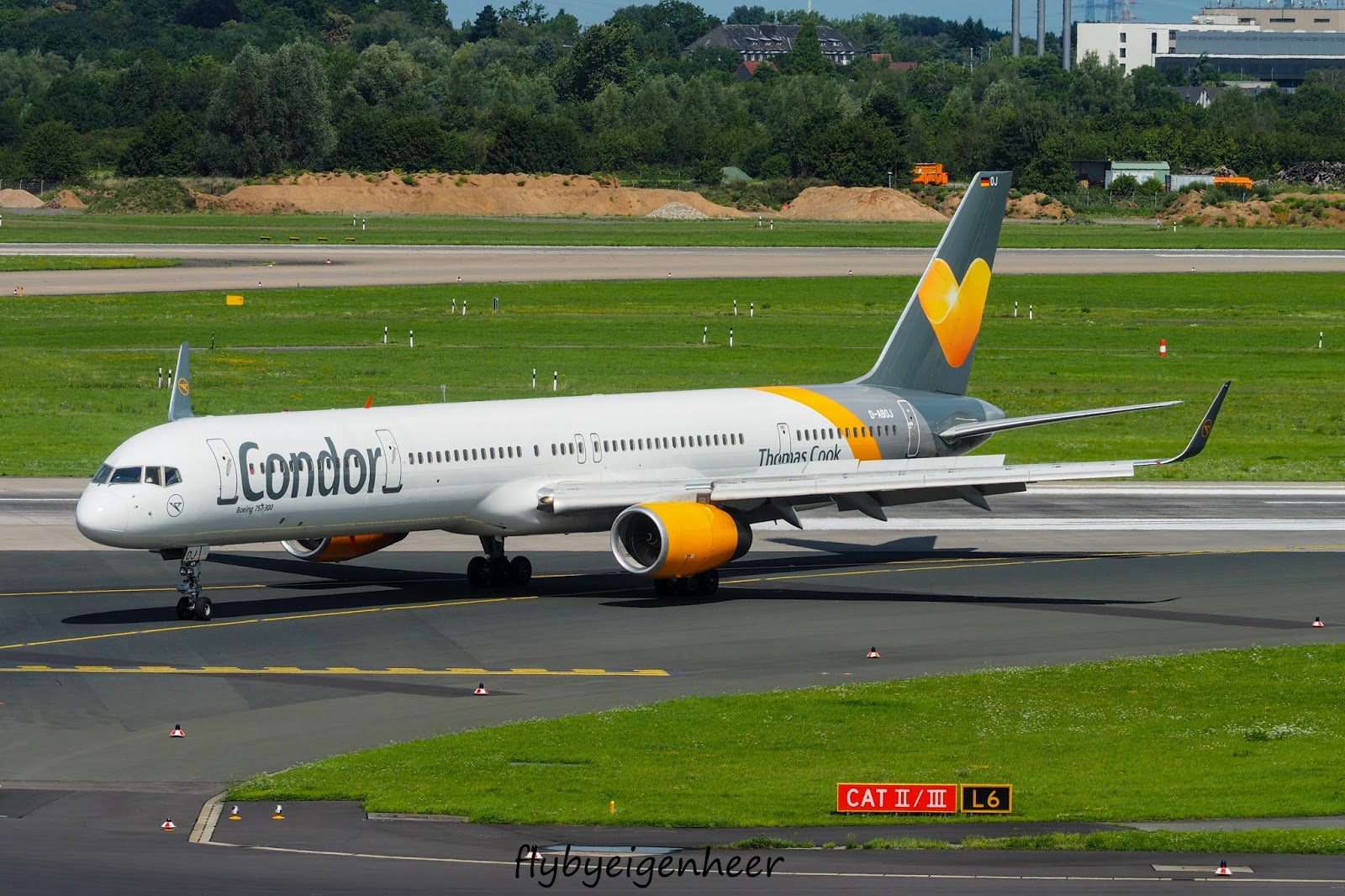 FLUGZEUGE: D-ABOJ Boeing B757-330/W B753 > CFG / Düsseldorf