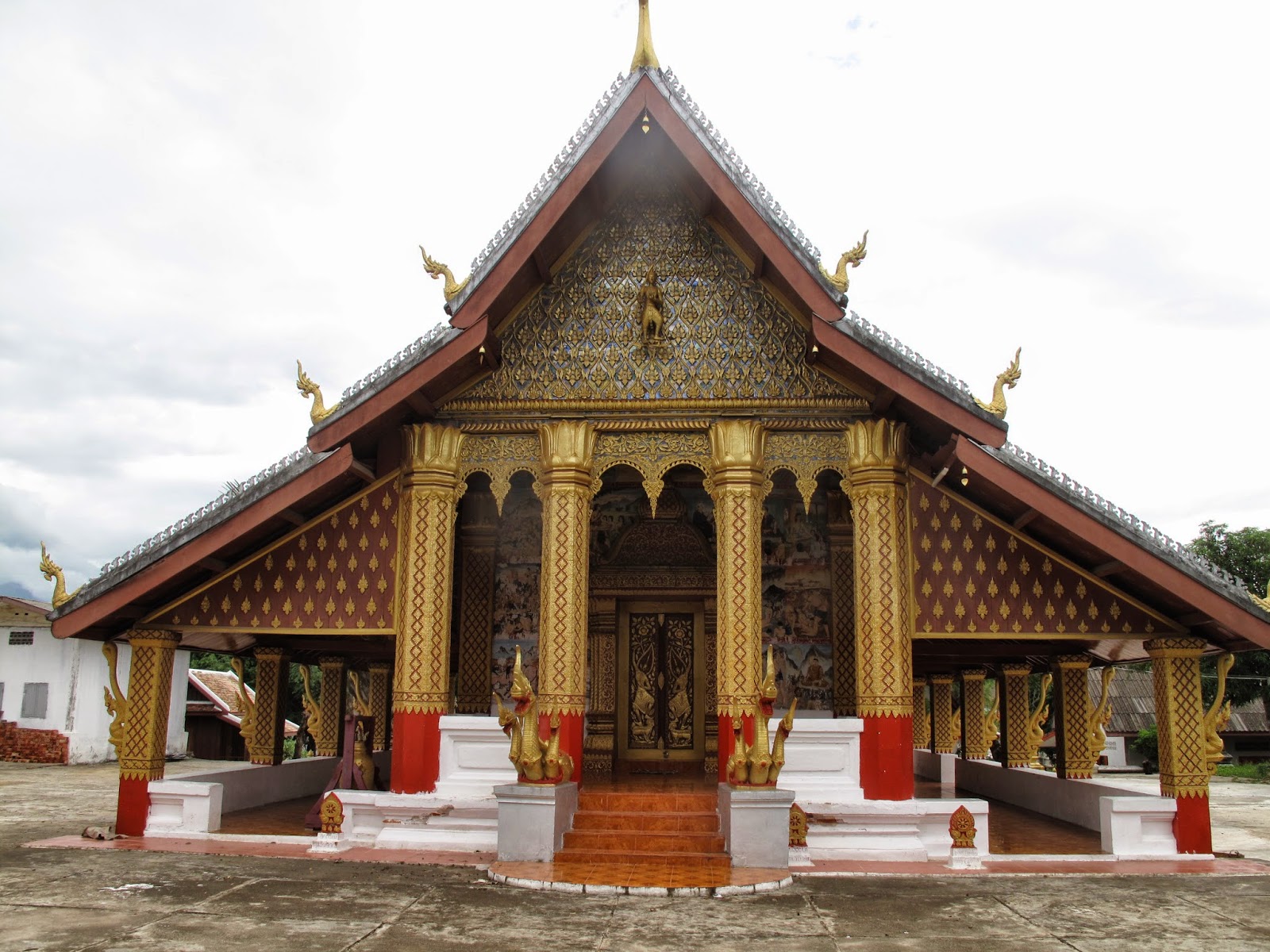 POR TIERRA POR LA TIERRA: El templo de los 100.000 tesoros