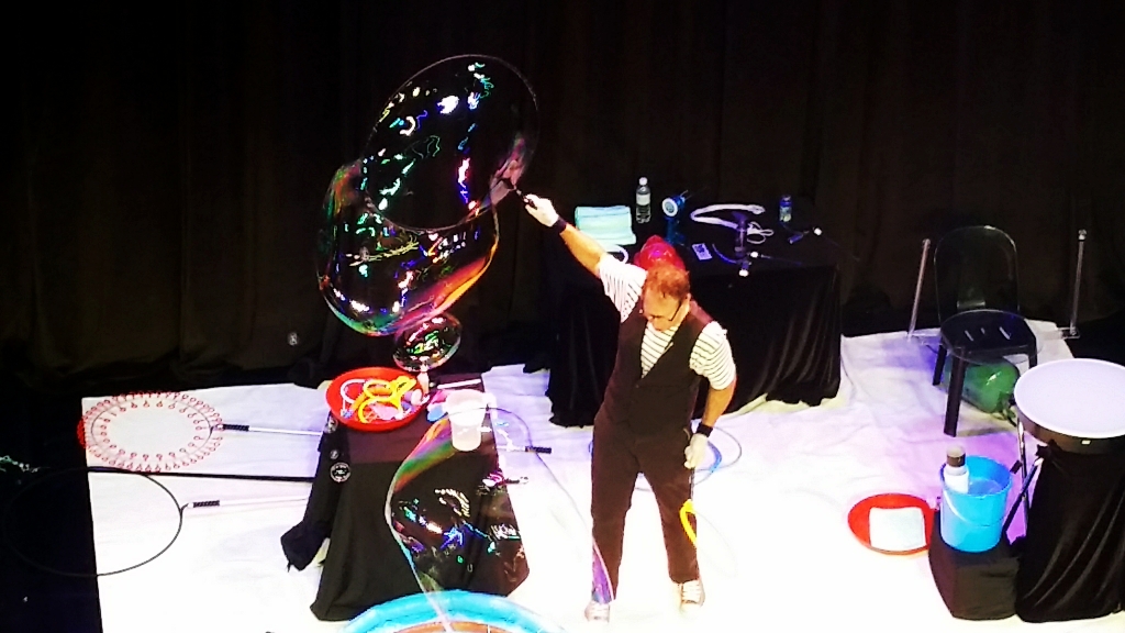 The Amazing Bubble Man Puts Manila in a Happy Bubble! - Cure for Mondays