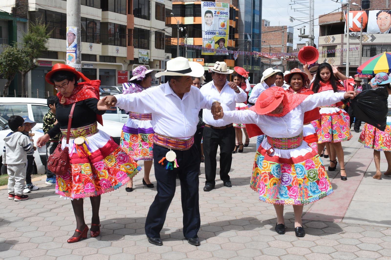 CHUPACA I: LA CIUDAD, LA PLAZA Y EL MIRADOR ~ MOCHILEA PERU