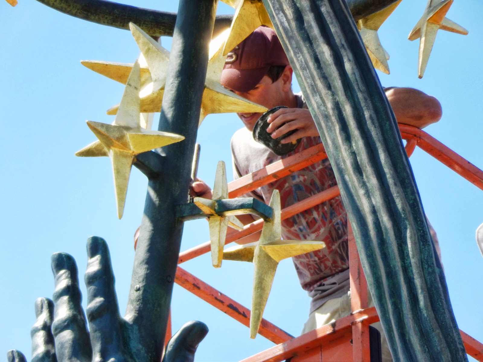 BigAppleAnnex.com: NYC Photoblog: Rocket Thrower Sculpture at Corona ...