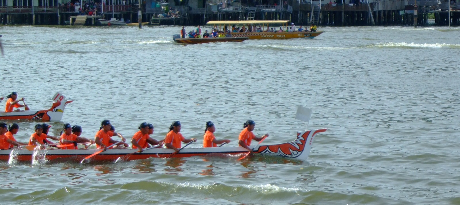 Lumba Perahu Kayuh dan Lumba Perahu "Tambang"