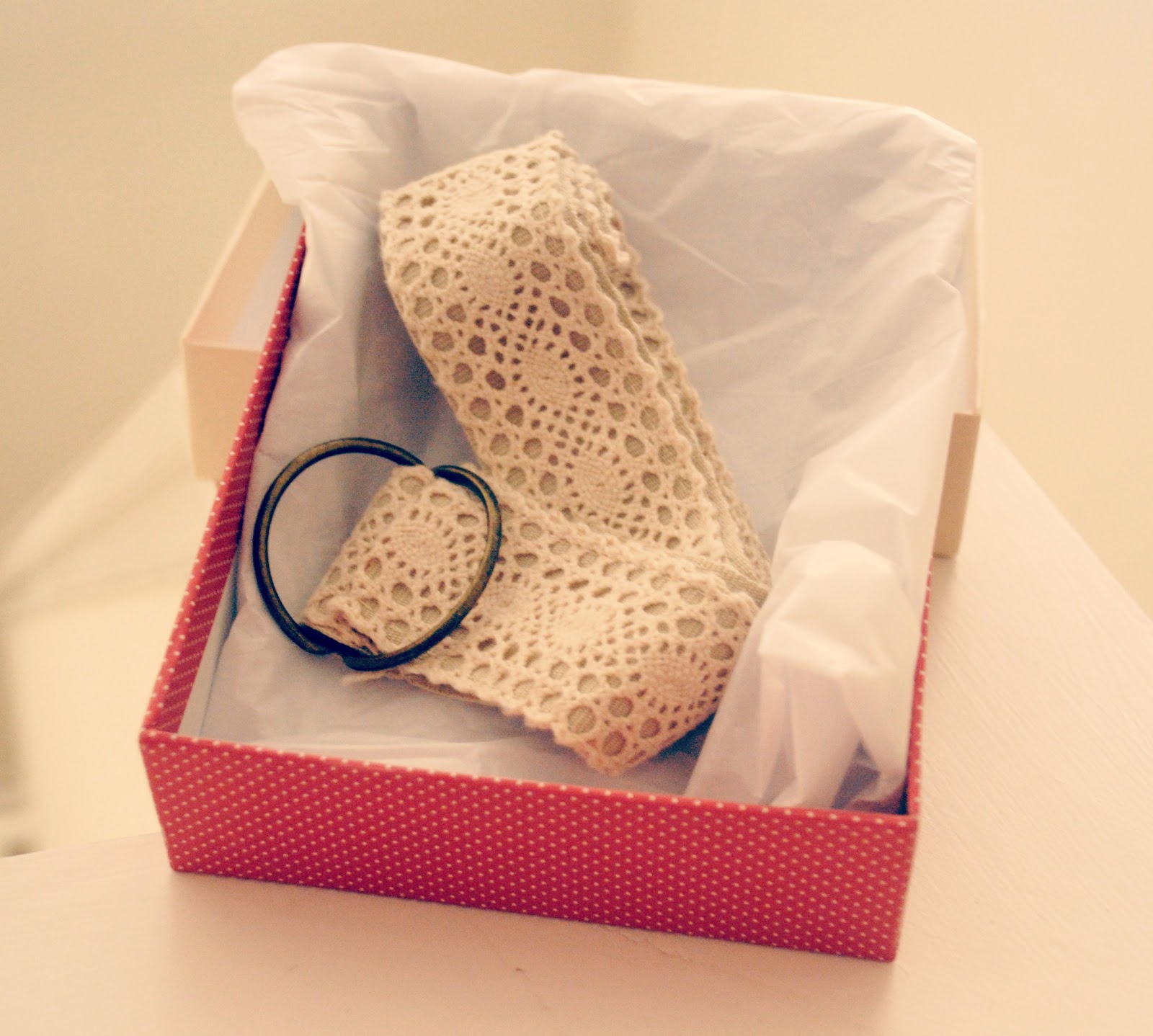 Trash To Couture: DIY Gift: Lace Belt