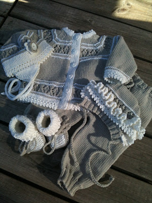 Emme: Hentesett i nydelig grått og hvitt