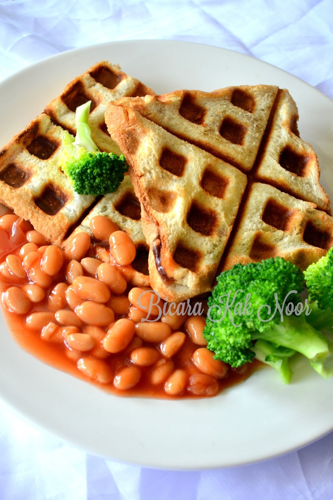Breakfast Simple Roti Waffle Brokoli Dan Kacang Panggang - Dapur Kak Noor