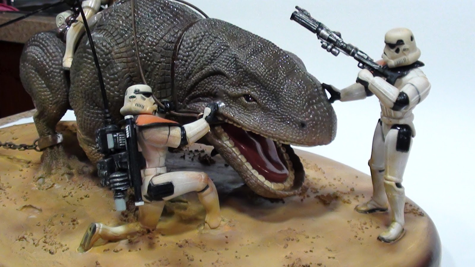 SANDTROOPER Y DEWBACK diorama