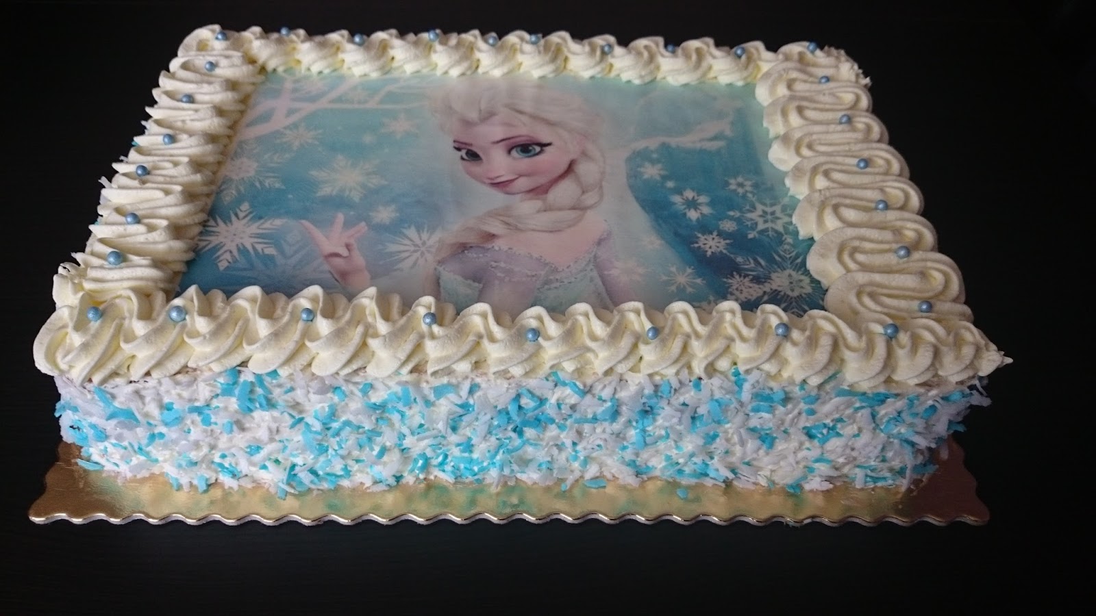 Coś słodkiego dla małego i dużego : Tort urodzinowy z Elsą