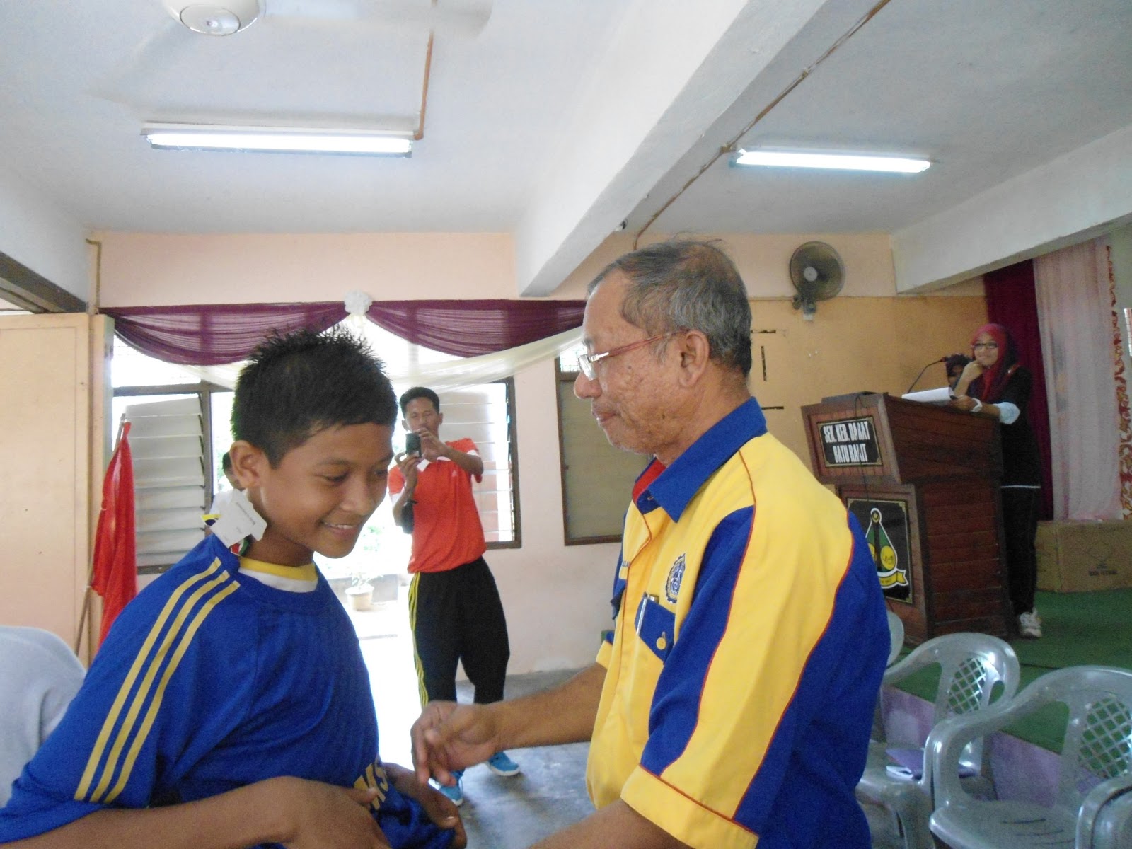 SK Darat Batu Rakit: LARIAN MERENTAS DESA PERINGKAT SEKOLAH