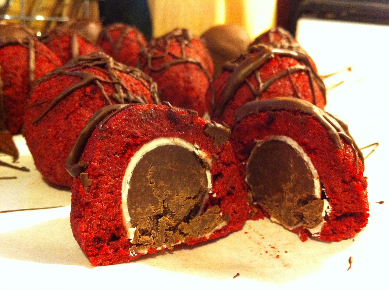 Noodlie-Oodlie: Fudgey Truffle Stuffed Cake Balls..........no seriously.