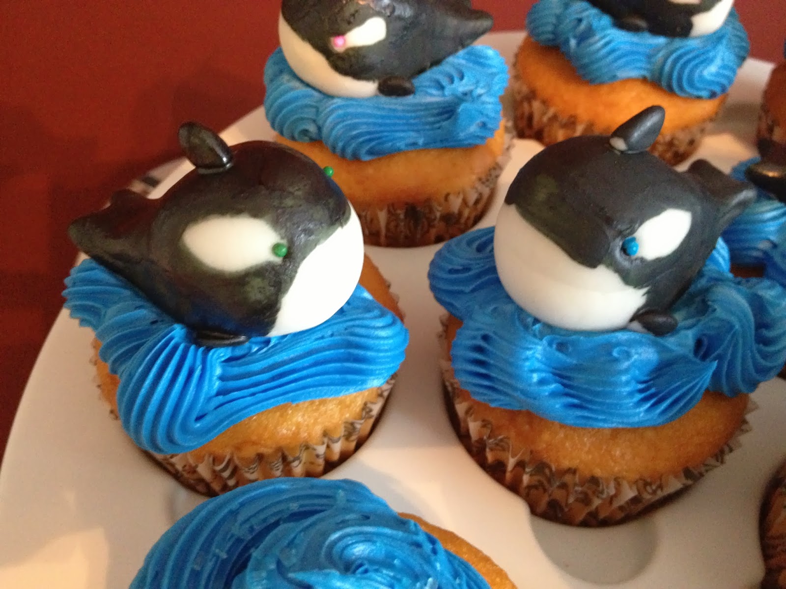 Kaylas Cookies and Crumbs: Whale cupcakes
