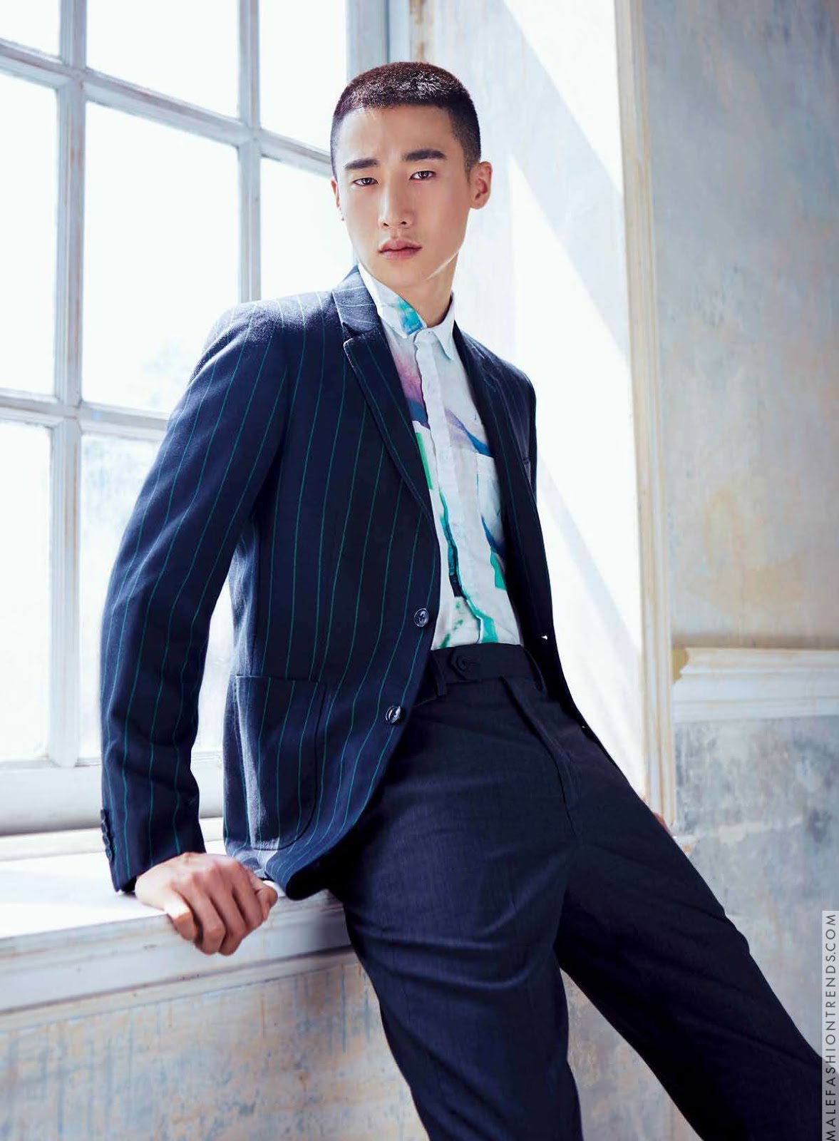 Sehan Lee luce los perfectos trajes de verano para GQ Tailandia