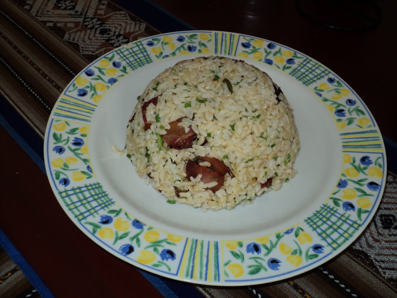 Vida en colores: Filetes de res en salsa de cebolla y arroz con bacon y ...