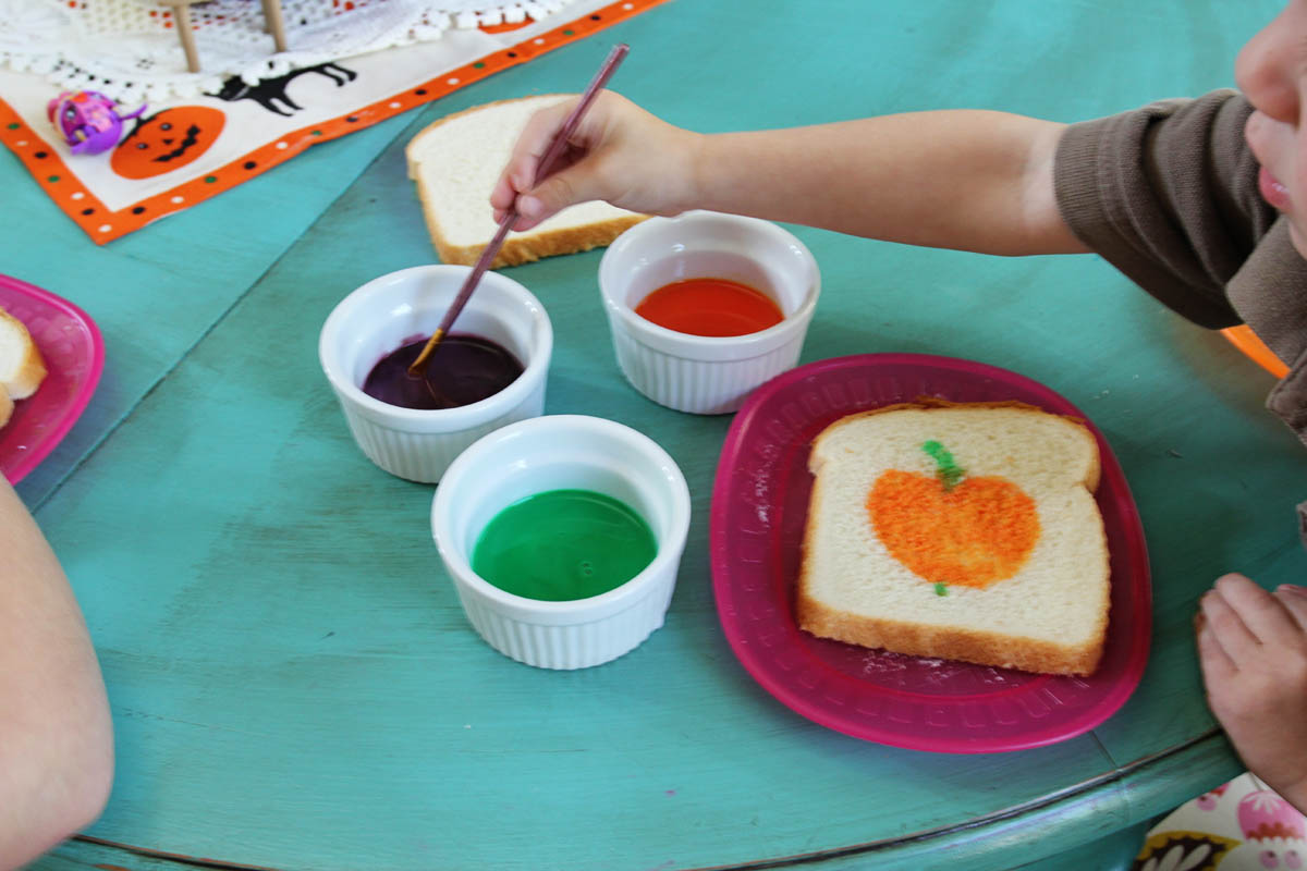 The Sassy Pepper: Halloween Craft: Painted Toast!