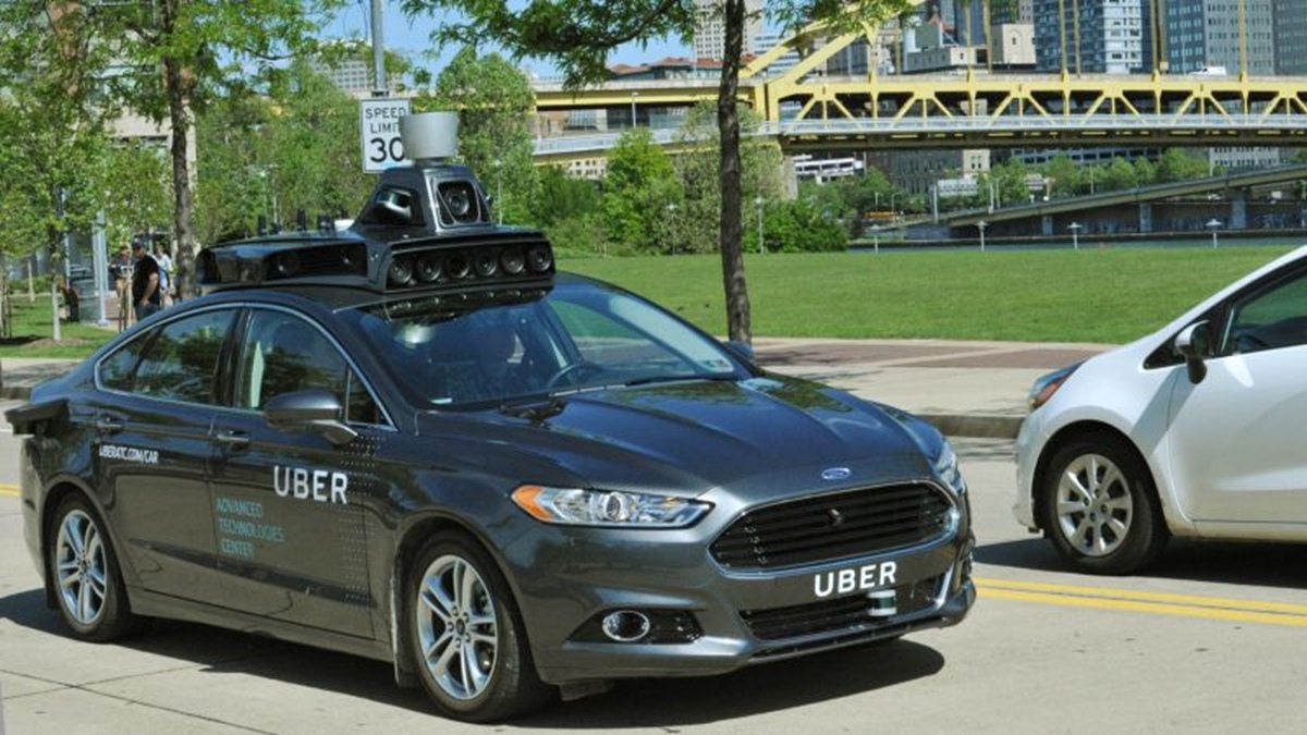 Prêts pour les taxis sans chauffeurs ? Uber teste son véhicule autonome ...