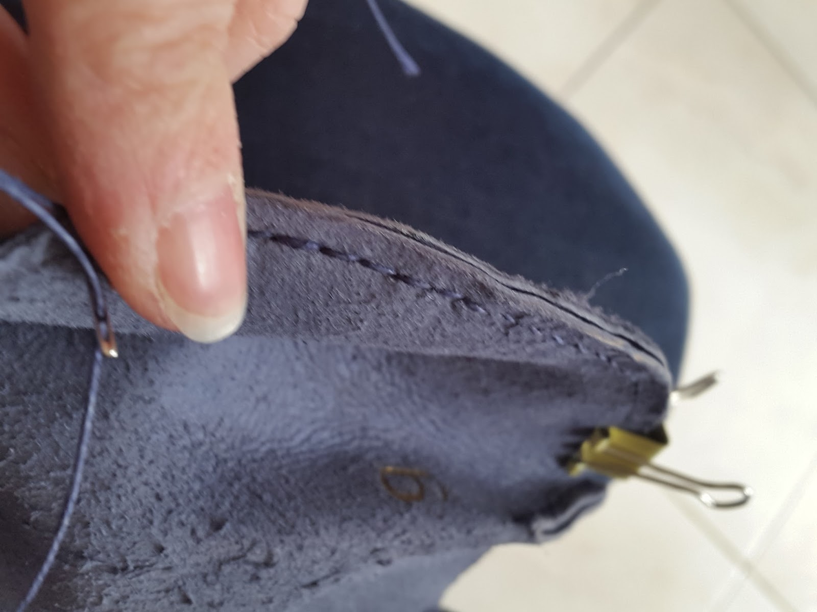 M L E Cuir: Une minaudière en basane bleue