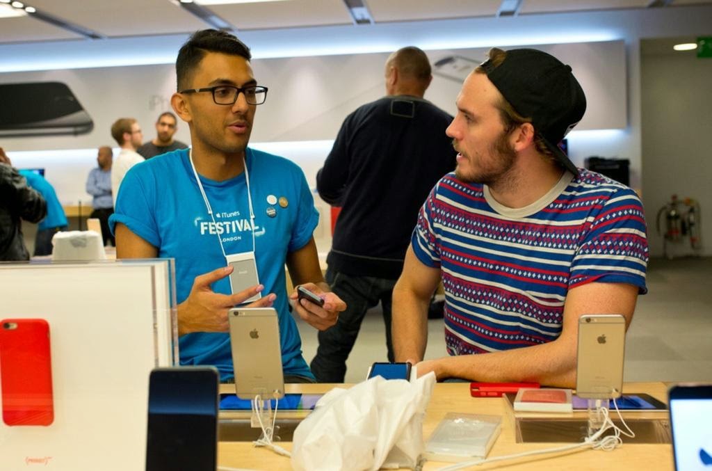 Sam Claflin el lanzamiento del iPhone 6 de Apple Store en Londres ...