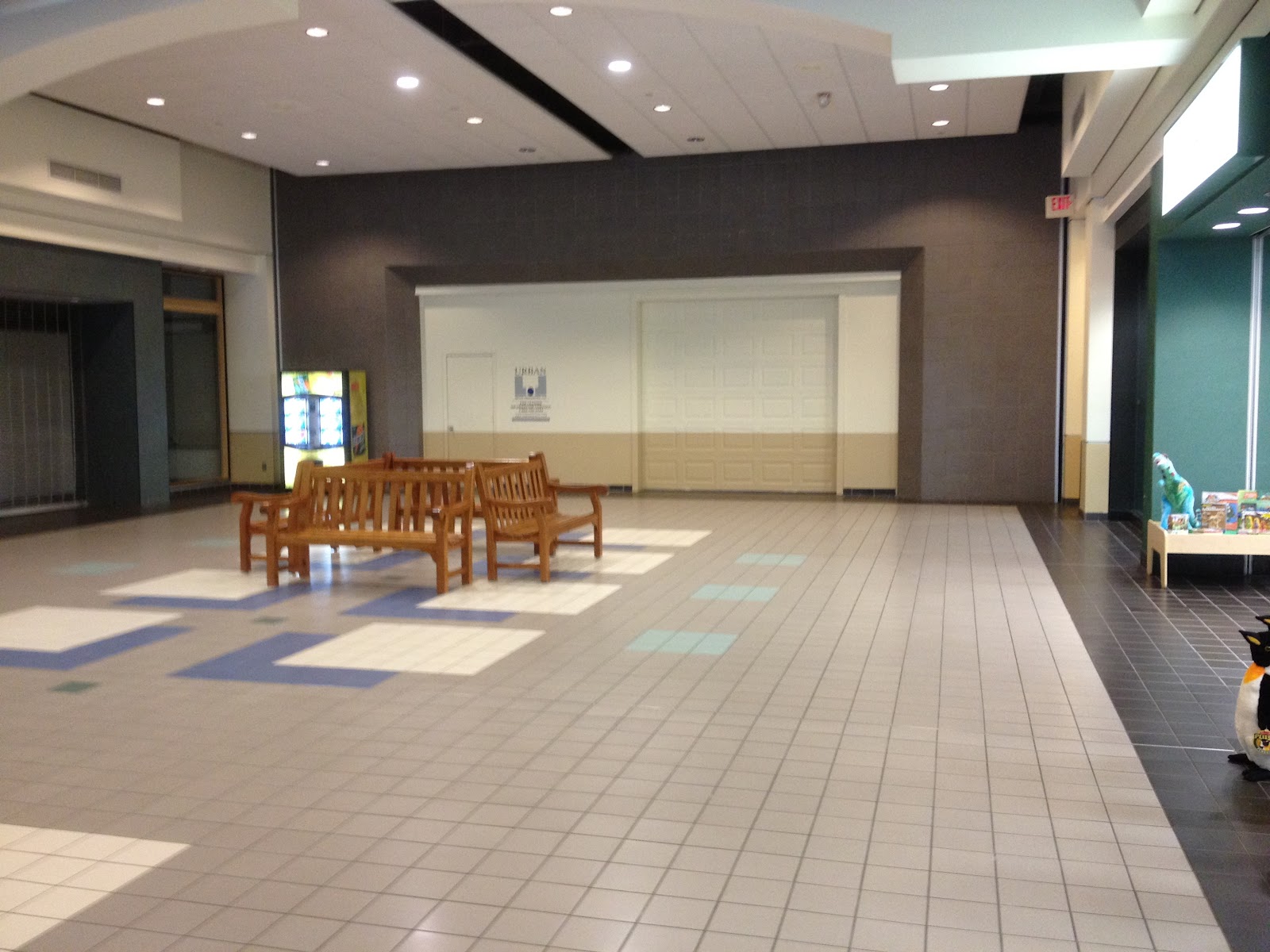 Dead and Dying retail: University Mall in Carbondale, Illinois