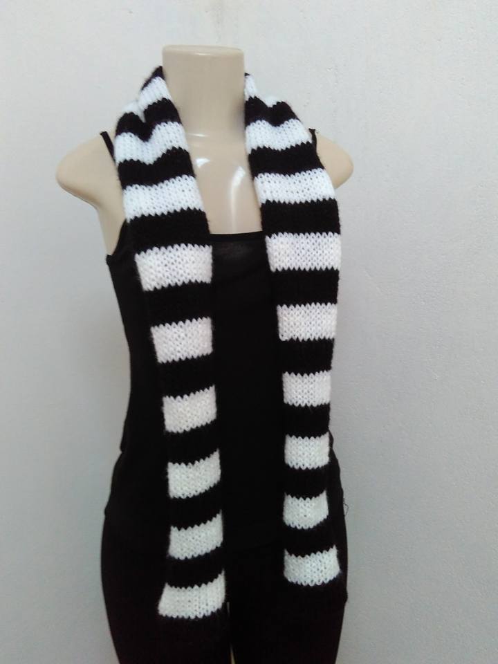 Lindo cachecol nas cores preto e branco. - Bel Artes em Crochê
