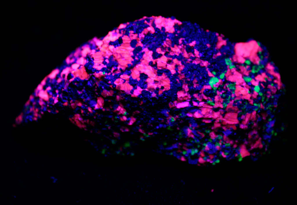 Louisville Fossils and Beyond: Fluorescent Mineral Video
