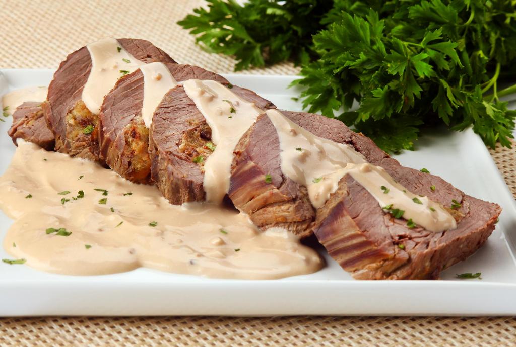 Filé mignon assado com molho cremoso de alho - Receitas da Mama