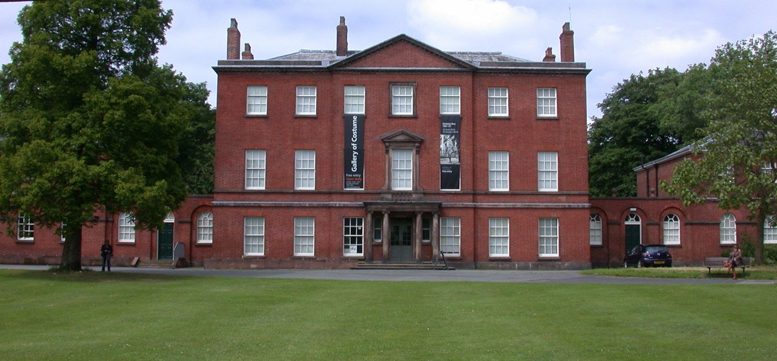 Andrew Simpson: Back in Platt Hall with Christian Dior and the gallery ...