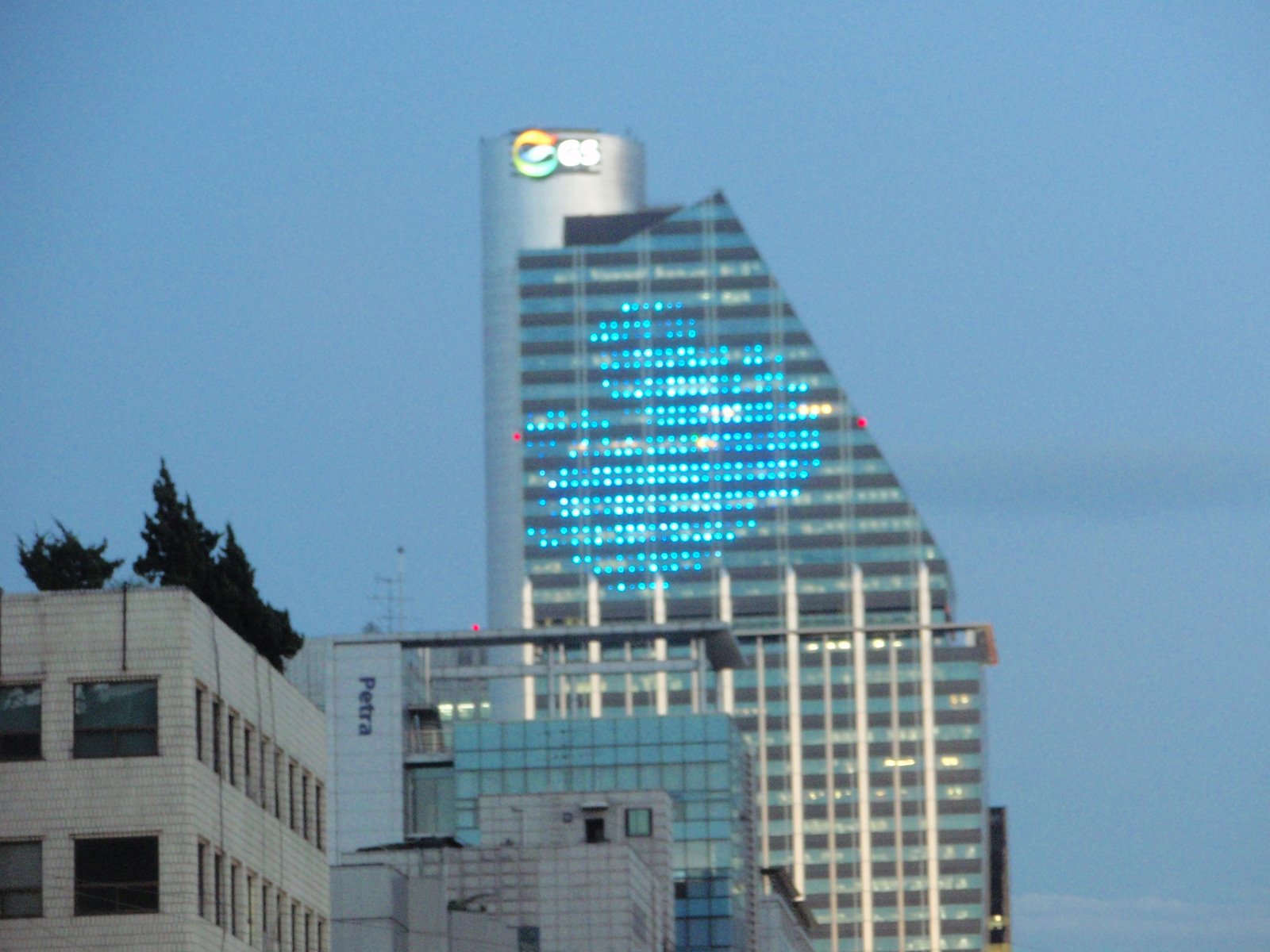 Airport Trolley, outdoor billboard: GS TOWER LED전광판